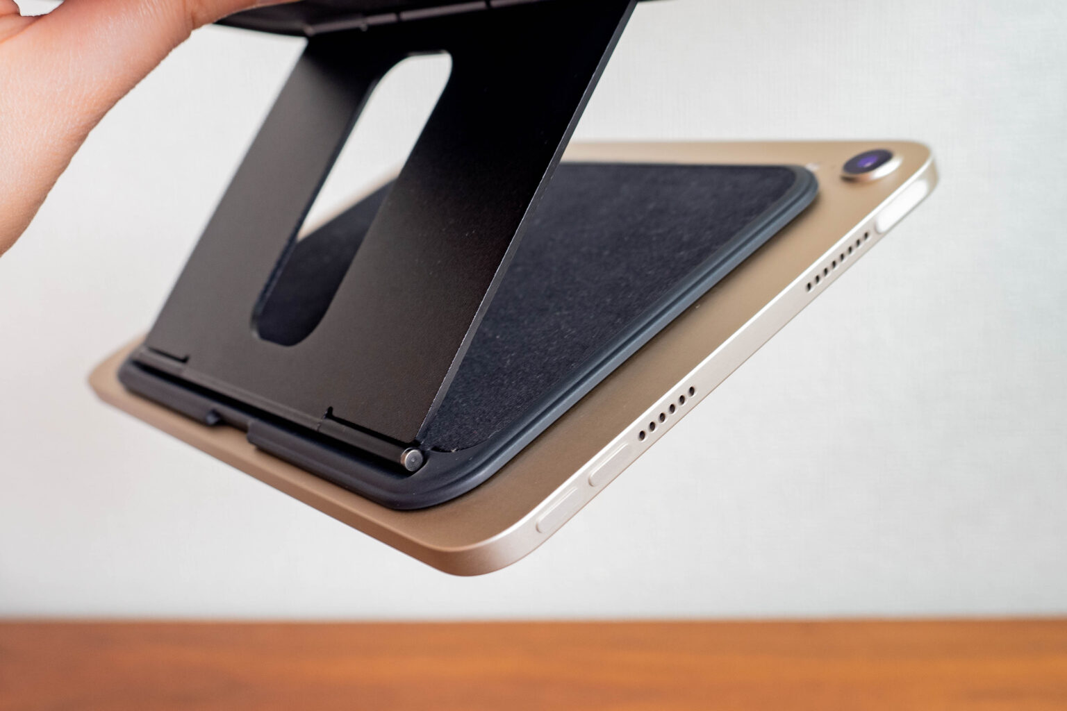 マグネットに進化！iPad miniには『MOFT Snap Floatスタンド』が最適！｜spielen